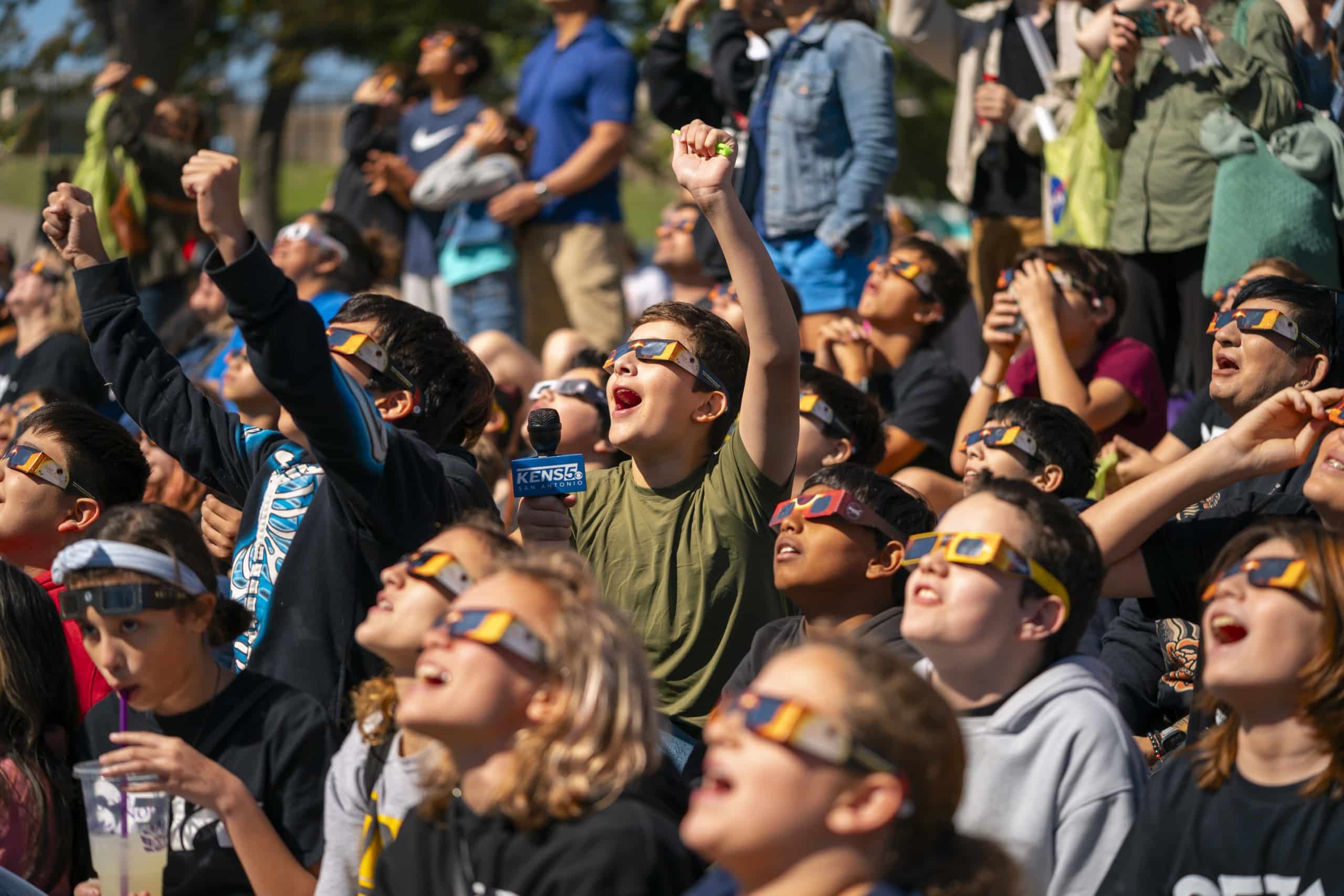 Photo gallery: River Fest draws a sky-gazing crowd – The Kerr County Lead